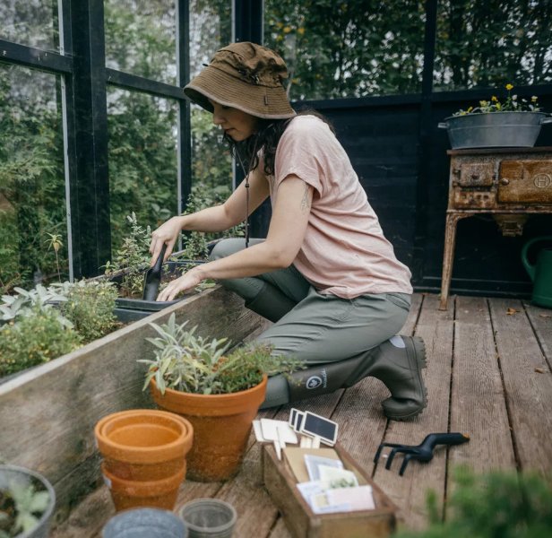 FISKARS 1072101 Solid lopatka přesazovací úzká, 65% recycled | NAKO Pardubice