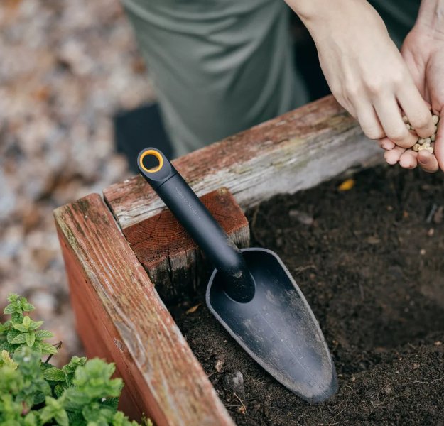 FISKARS 1071899 Solid lopatka přesazovací, 65% recycled | NAKO Pardubice