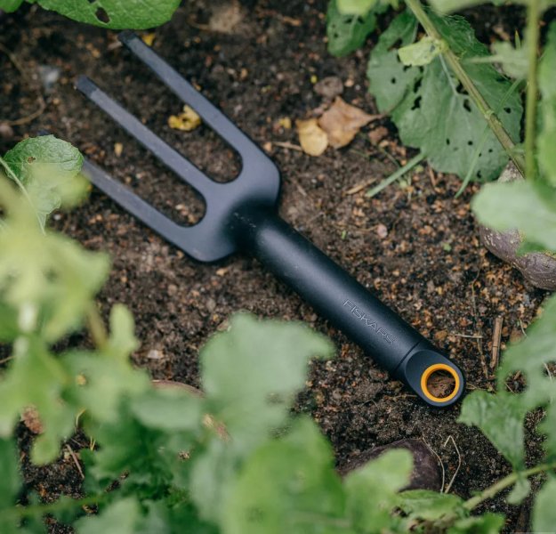 FISKARS 1072103 Solid vidle ruční malé, 65% recycled | NAKO Pardubice