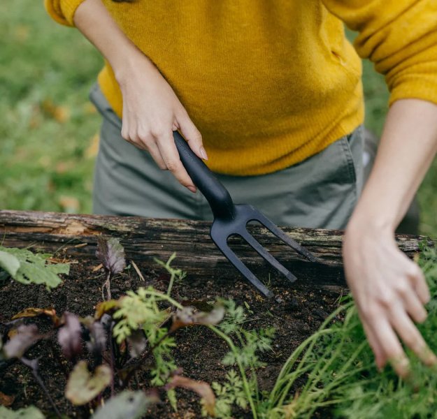 FISKARS 1072103 Solid vidle ruční malé, 65% recycled | NAKO Pardubice