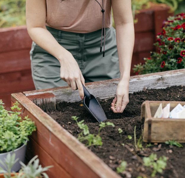 FISKARS 1071899 Solid lopatka přesazovací, 65% recycled | NAKO Pardubice